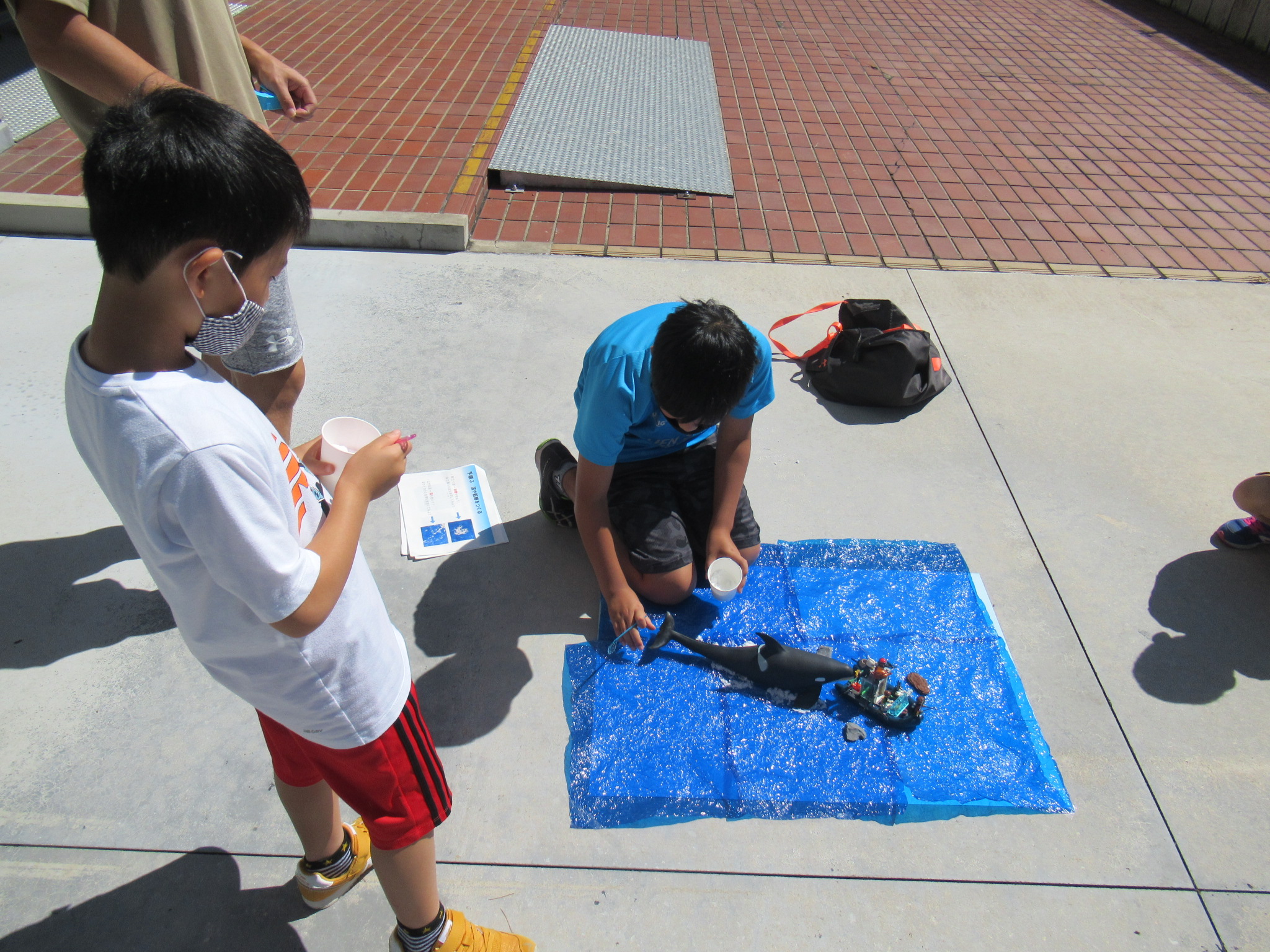 セロファンの海ワークショップを開催しました – 須賀川特撮アーカイブセンター